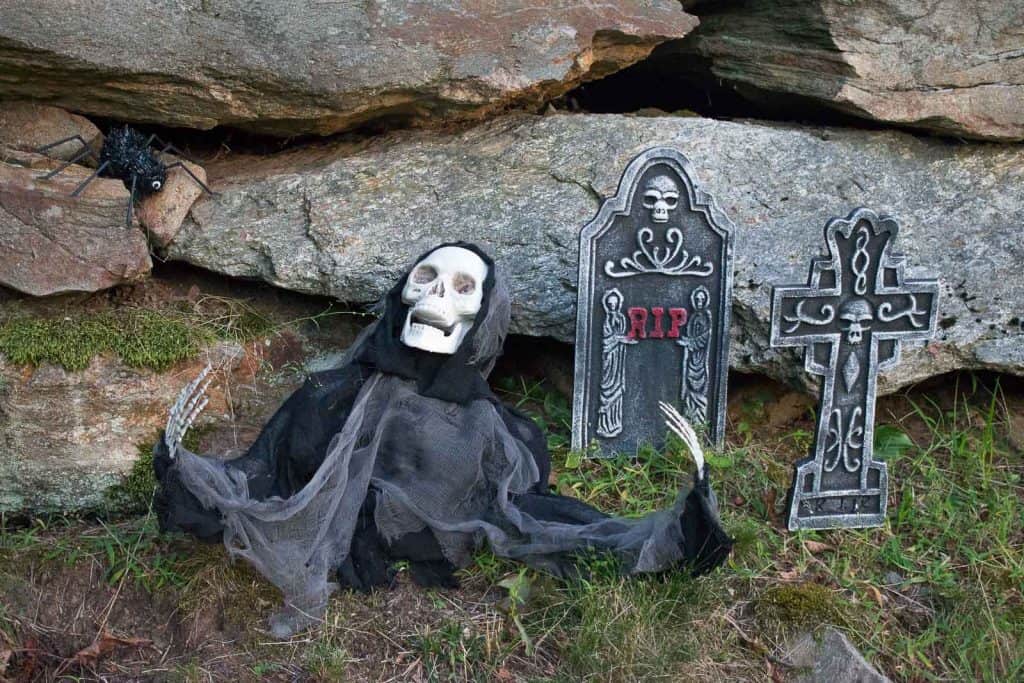 Spooky Outdoor Halloween Decorations - At Charlotte's House