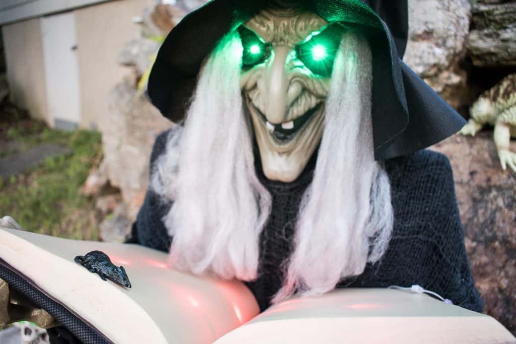 Spooky Outdoor Halloween Decorations - At Charlotte's House